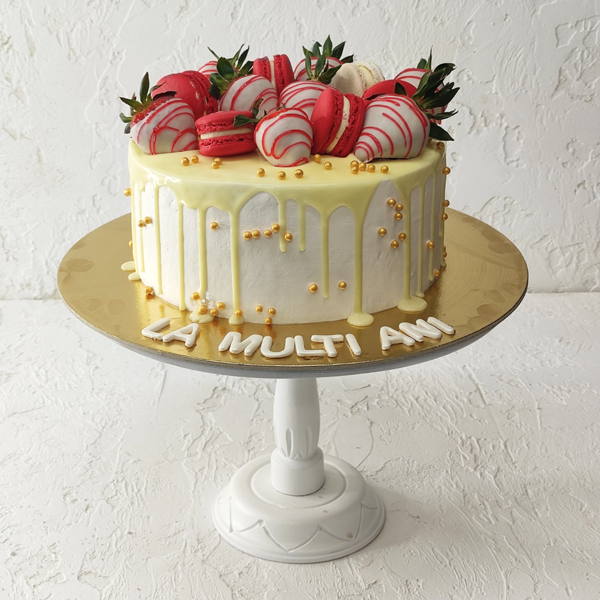 Tort cu Căpșune și Macarons Roșii